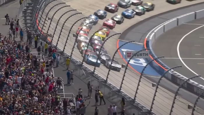 Video: NASCAR posmā Doverā Hamlins duelī uzveic sezonas līderi Larsonu ...