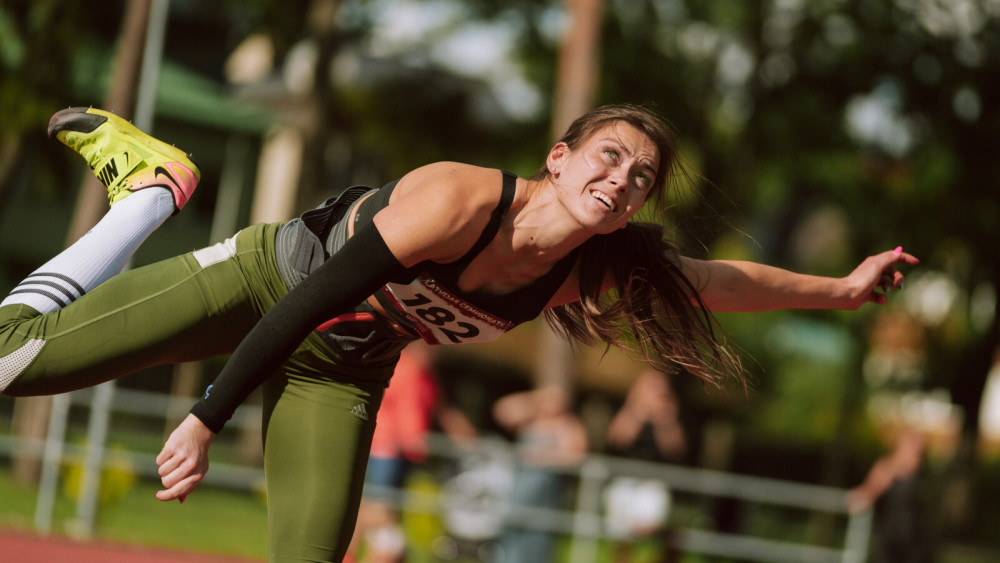 Sietiņa tālu no metiena spēju robežās, nervozi jāgaida otrās grupas ...